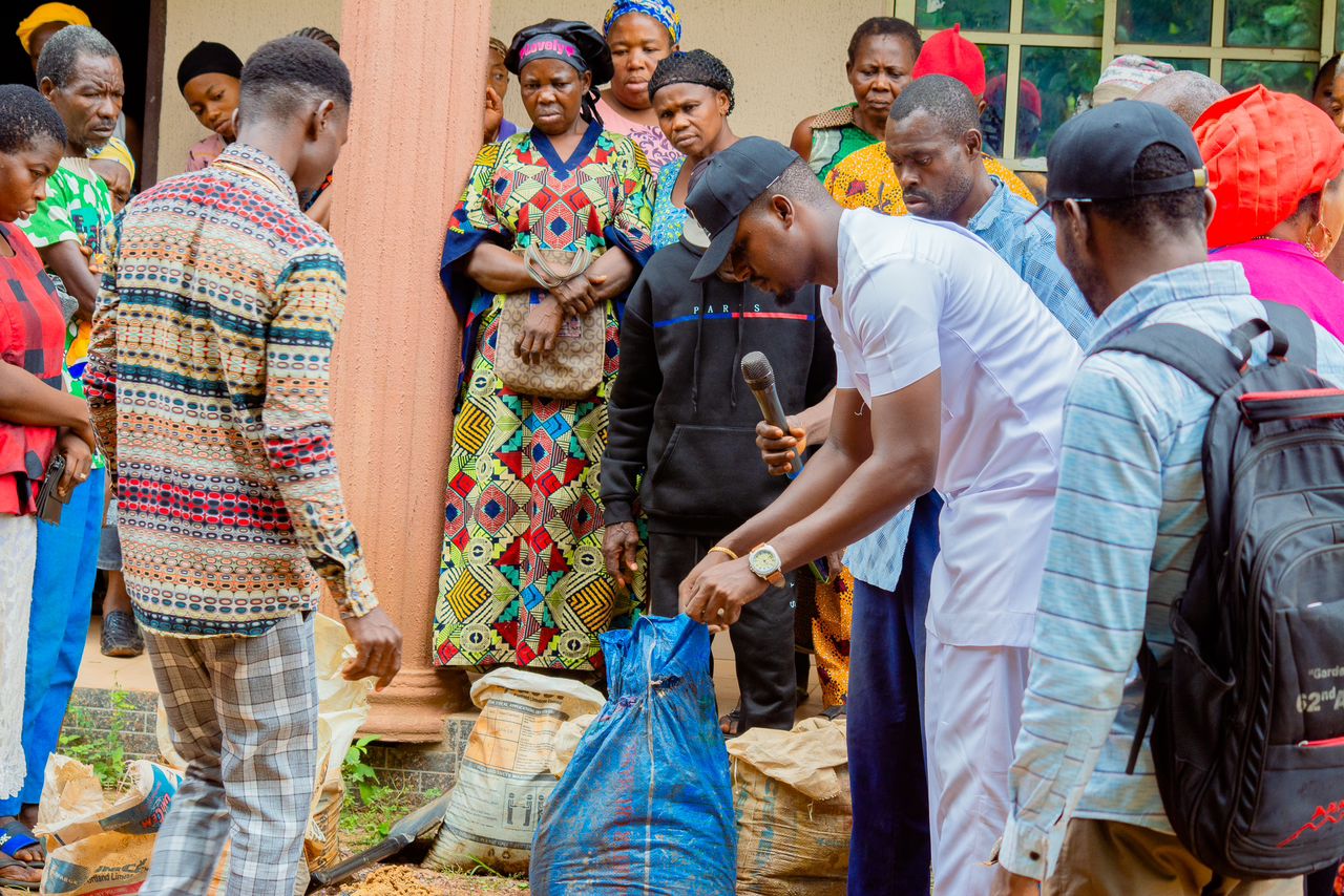 Group Takes Sack Farming Campaign To Enugu Community | Ndigboworldwide
